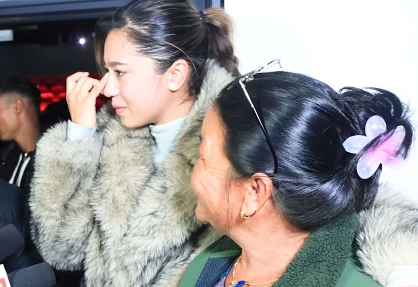 Kabita Breaks Down in Tears Inside Cinema Hall, Mother Wipes Away Tears ...